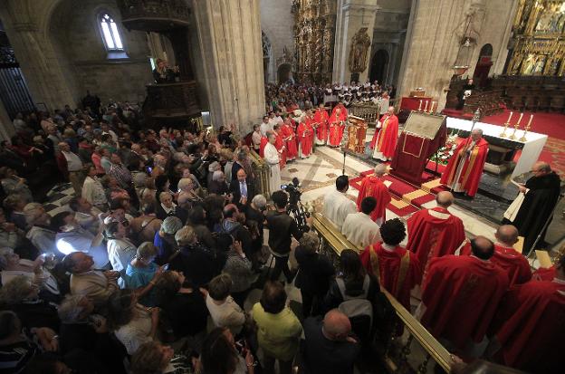 Más de dos mil feligreses adoran el Sudario en la misa mayor de San ...