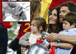 La familia de Xabi Alonso aumenta con la llegada de Emma, su tercera ...