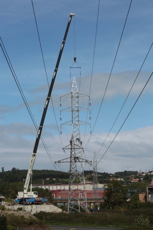EdP coloca las nuevas torres eléctricas que dan solución a los accesos ...